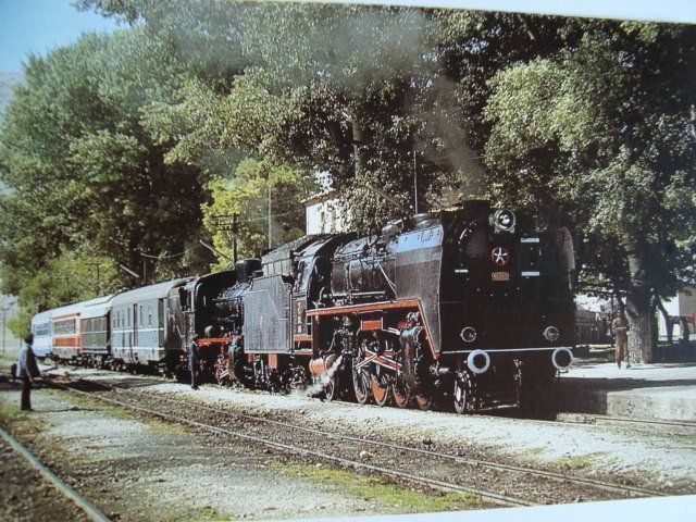 TCDD Dampflok 46 060 vor einer G 8 (Neu und originalverpackt) in Thun ...