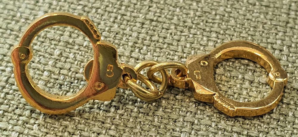 P238 - Pin Goldige Polizei Handschellen (Gebraucht) in Reinach BL für CHF 2 – mit Lieferung auf ...
