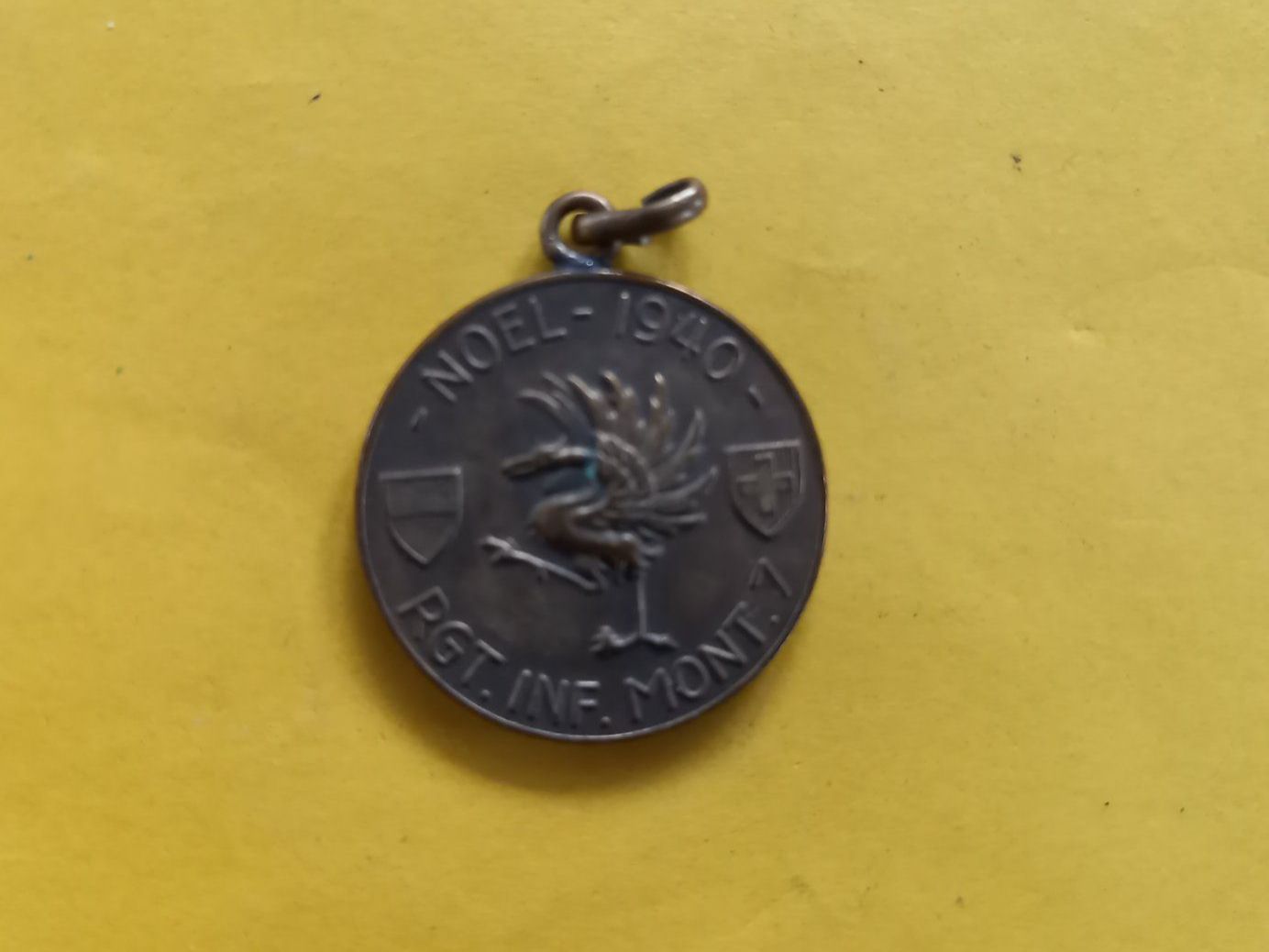 Broche médaille Rgt. inf. Mont 7, Noël 1940 (D'occasion) à Rossens FR pour CHF 15 – avec ...