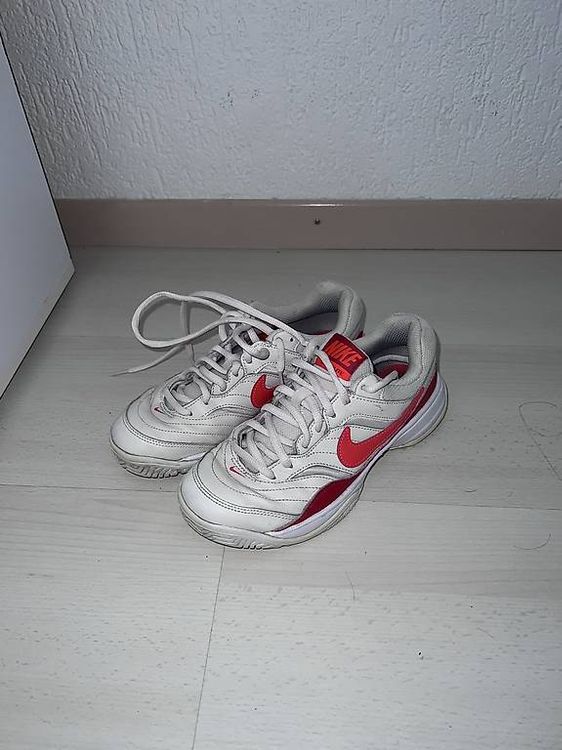Nike Sneaker ? Weiß mit Rot (Gebraucht) in Kleindöttingen für CHF 65 – nur Abholung auf Ricardo ...