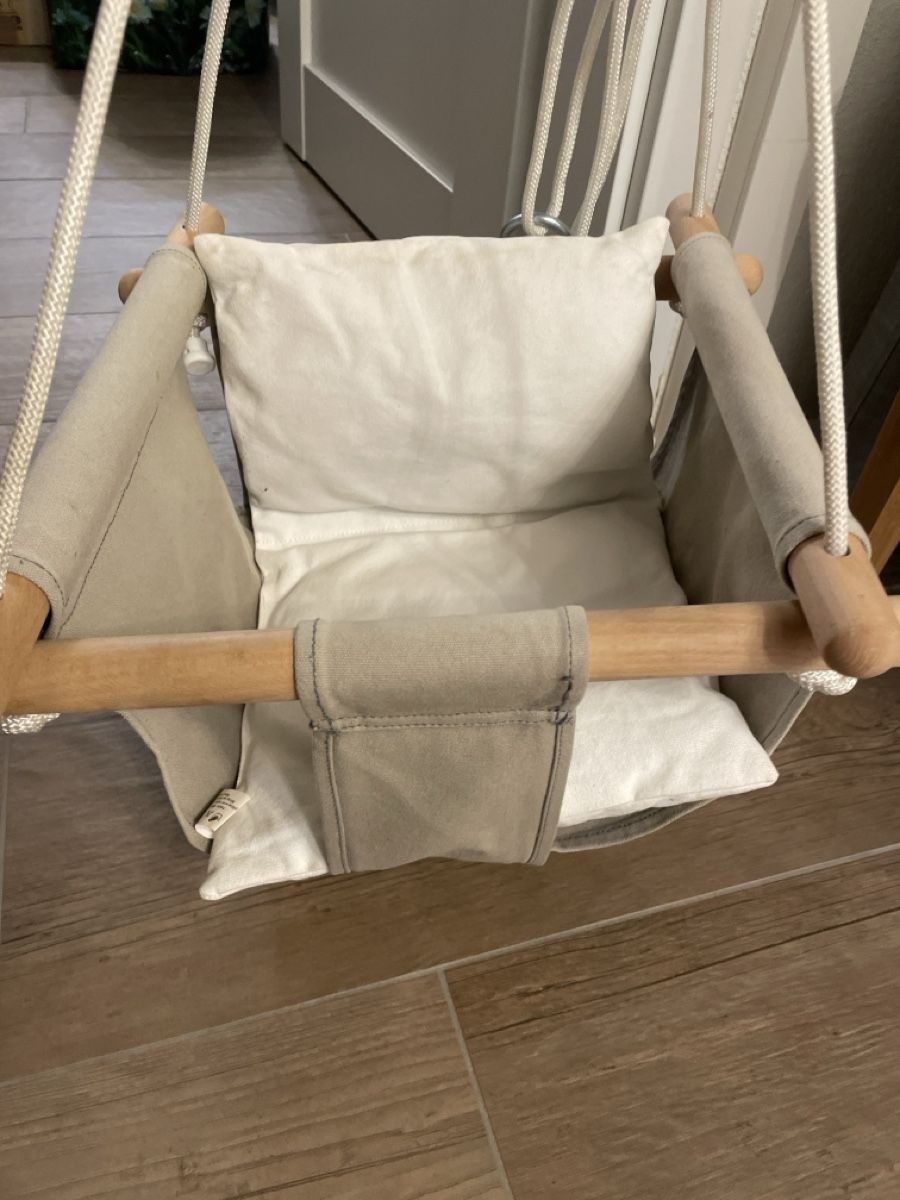 Elegantes Babyschaukel Aus Holz Bild