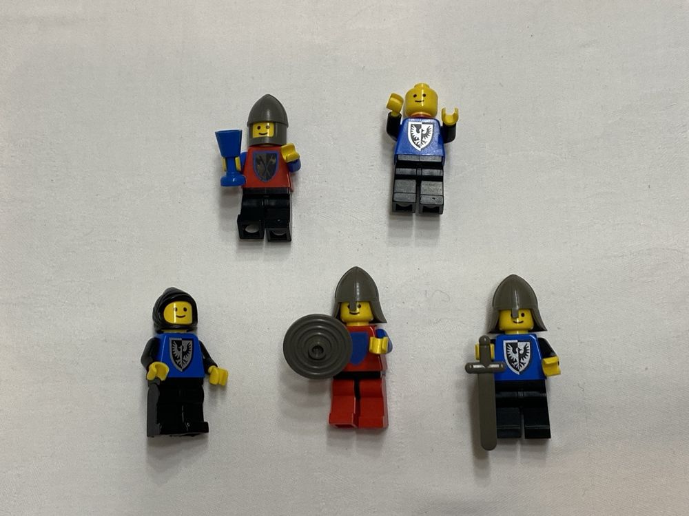 5x Lego Ritter Figuren mit Schwert Helm Schild Becher Umhang (Gebraucht ...