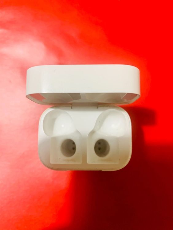Empty Airpods Case | Kaufen auf Ricardo