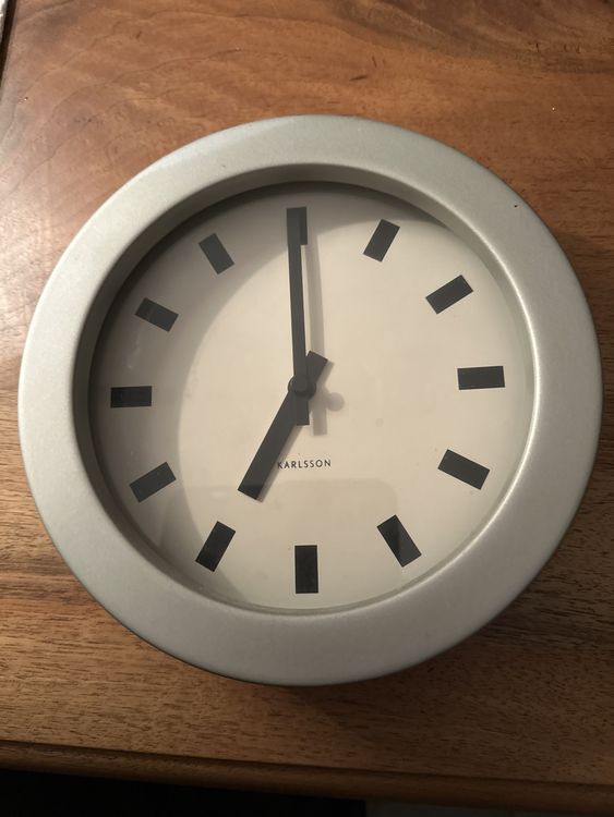 Karlsson Uhr grau matt (Gebraucht) in S. Antonino für CHF 25 – mit ...