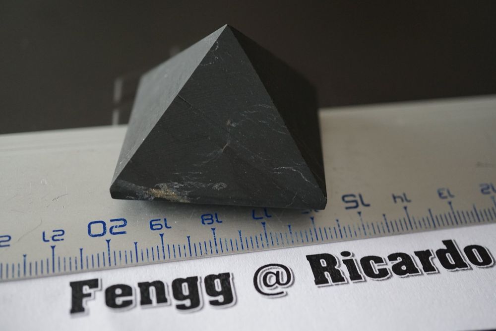 Schungit Shungit Shungite Pyramide Matt 40mm (Neu und originalverpackt ...