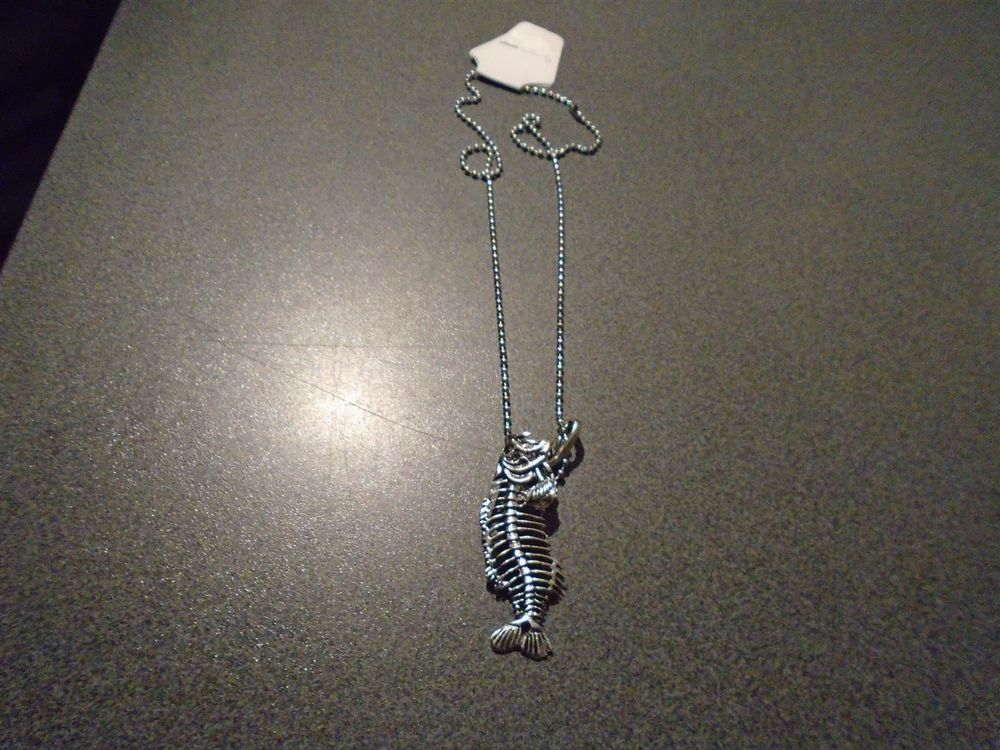 Kette silberfarbig, Anhänger Fischskelet (Neu und originalverpackt) in ...