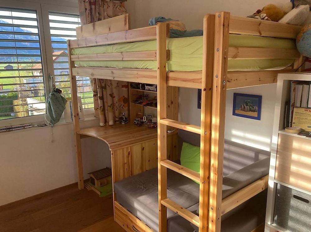 Hochbett mit Pult und Sofa Massivholz (Gebraucht) in Rufi für CHF 195 ...