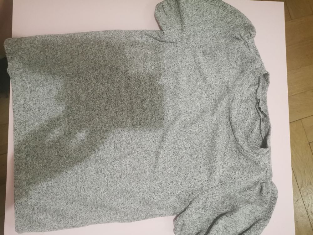 Maglietta grigia con maniche a sbuffo - Taglia S (Gebraucht) in Genève für CHF 3 – mit Lieferung ...