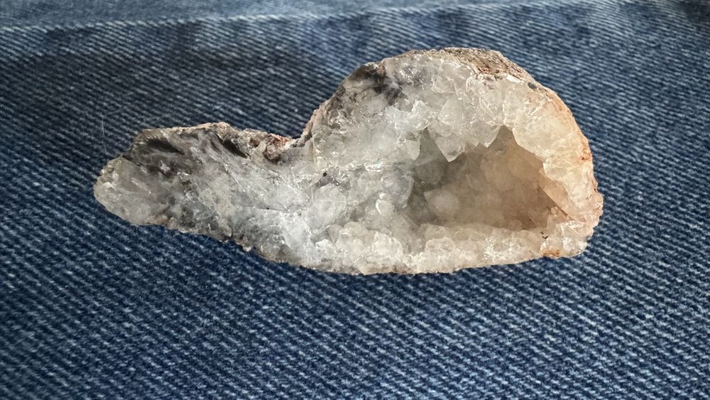 Quartz Geode - Sparkling Crystal Cave for Home Decor! (Gebraucht) in ...