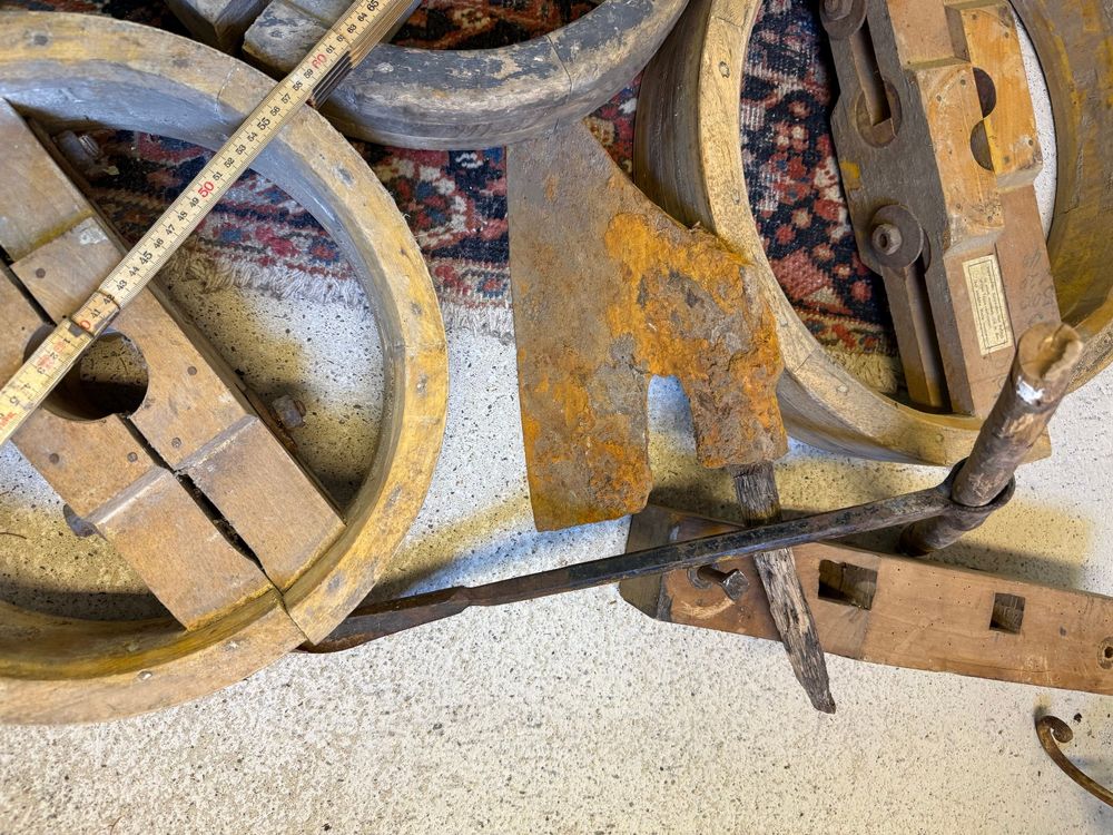 Antike Holzräder + Beil aus alter Mühle antikes Holz (Gebraucht) in ...
