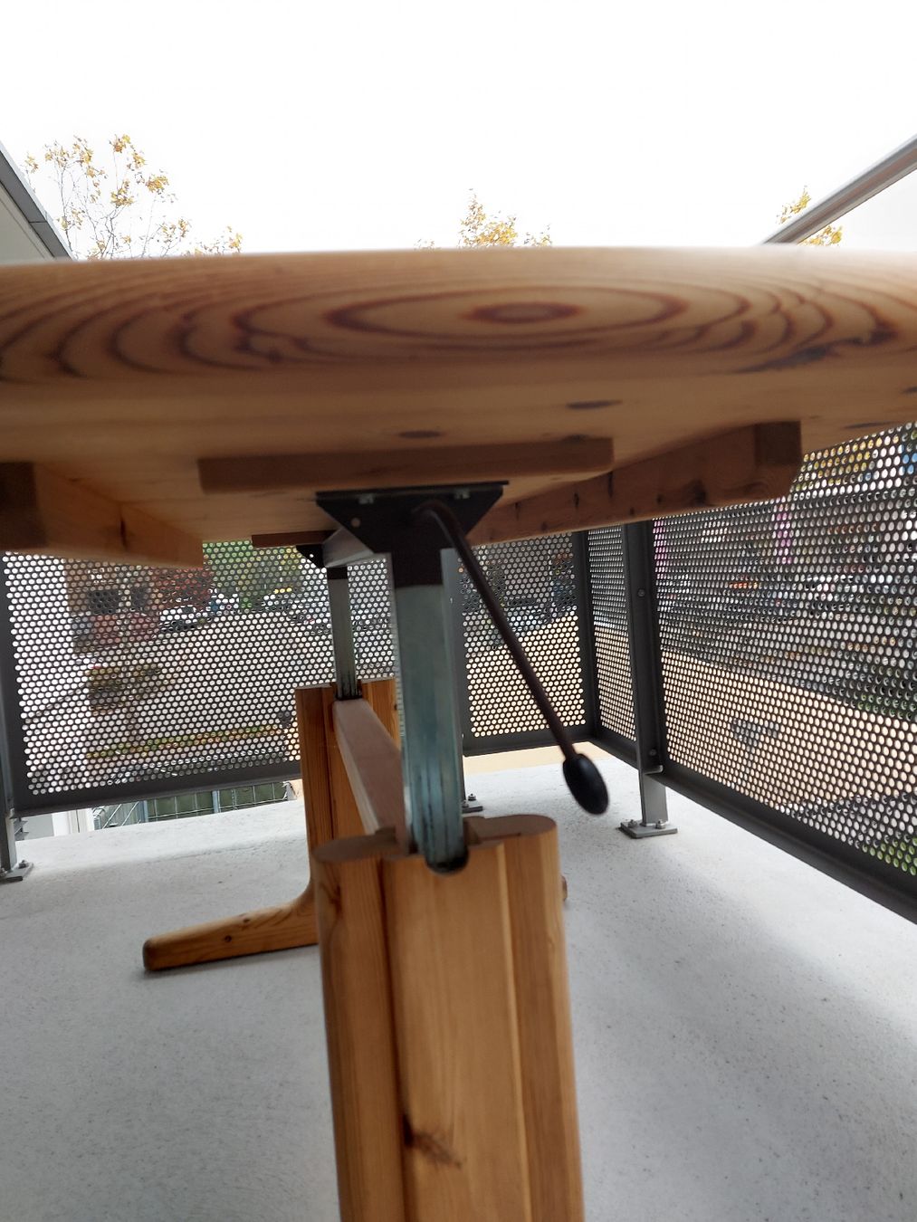 Massiver Salon- und oder Esstisch, höhenverstellbar 50-70cm (Gebraucht) in Ettingen für CHF 45 ...