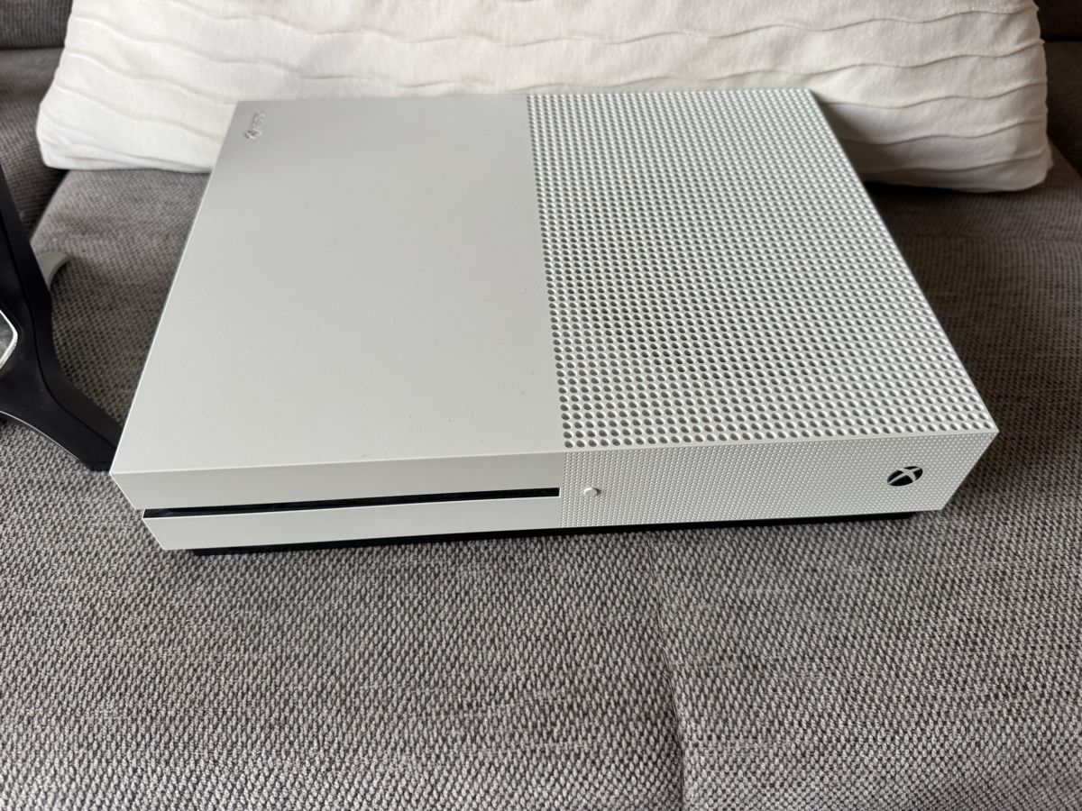 Xbox One S Konsole mit 2 Controllern & Ladestation Top (Gebraucht) in ...