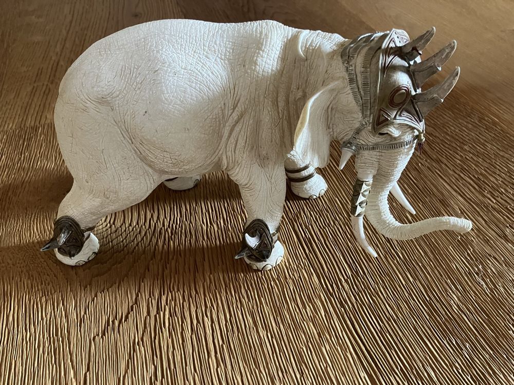 Schleich elephant Kampfelephant (Gebraucht) in Bever für CHF 32 – mit ...