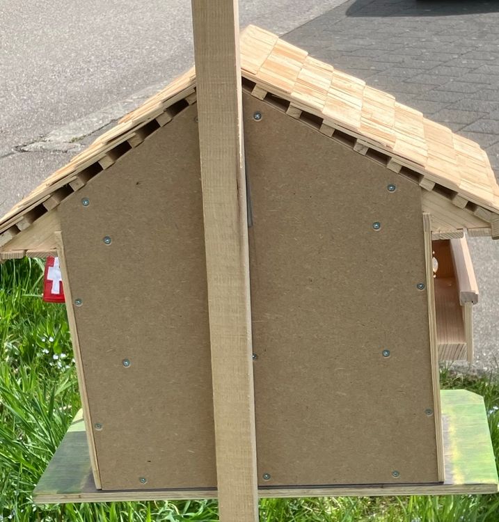 Insektenhotel aus Holz mit Schweizer Flagge (Neu (gemäss Beschreibung ...