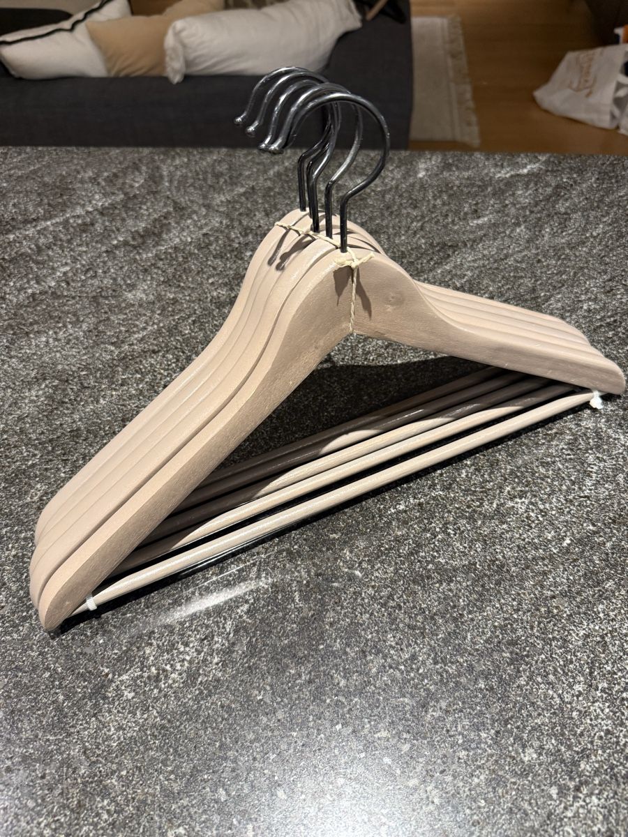 graue Holz Kleiderbügel Set (5 Stk.) - Top Zustand! (Gebraucht) in ...