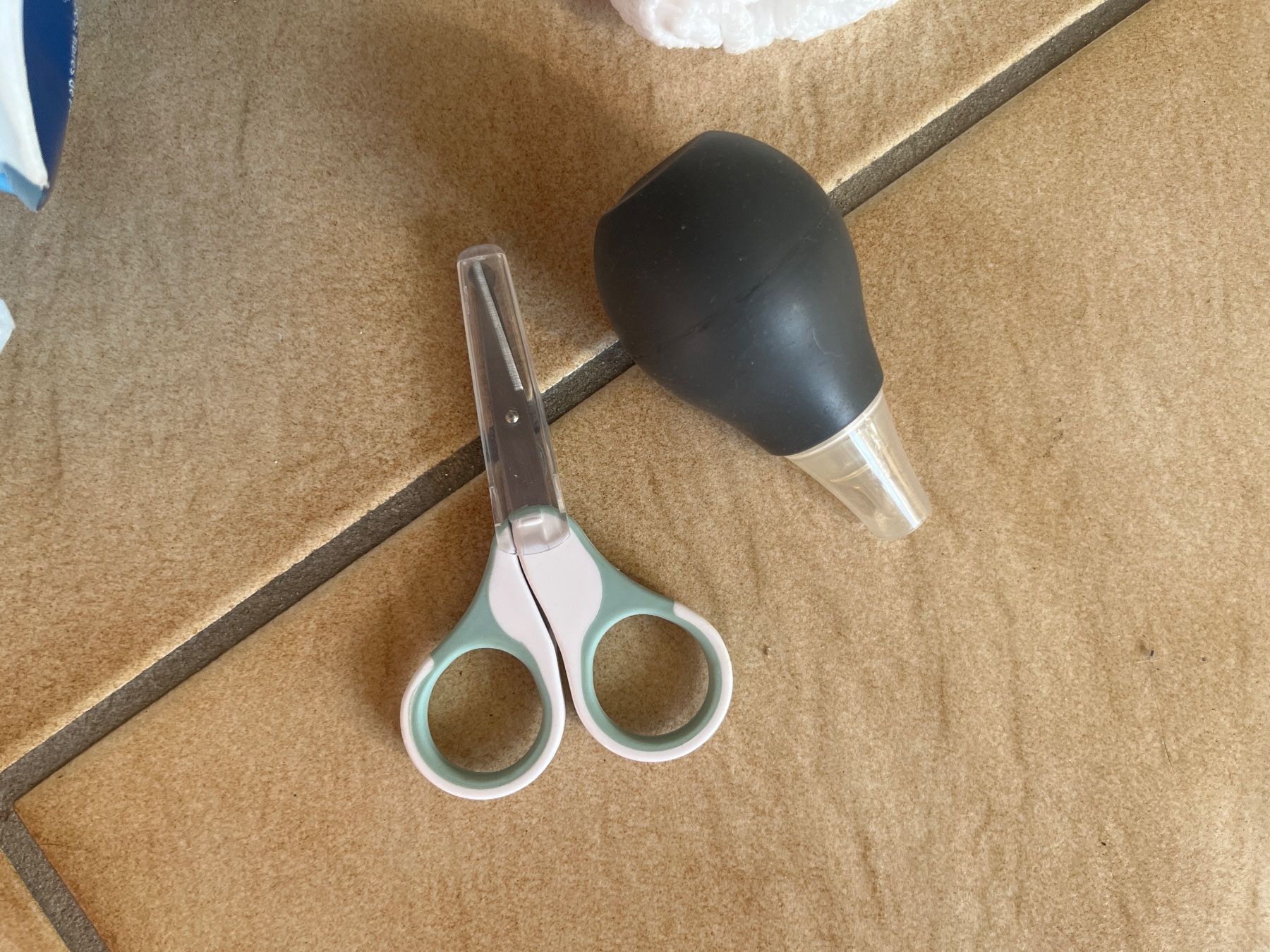 Mouche-bébé, ciseaux, couches pour piscine neuf Milette (D'occasion) à ...