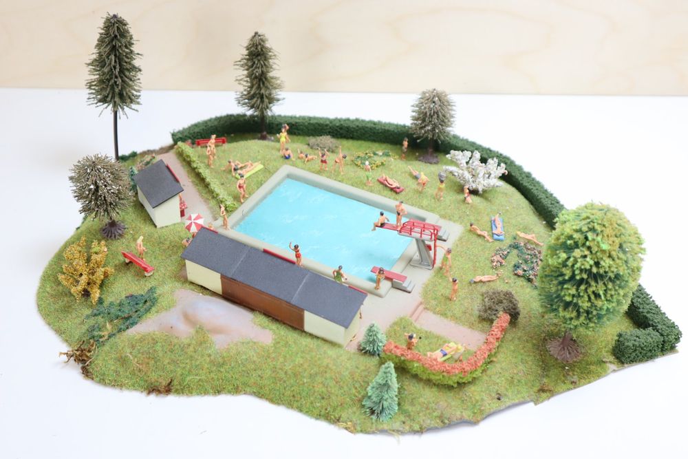Busch H0 grosses Schwimmbad mit vielen Figuren (Gebraucht) in ...