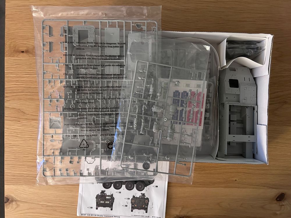 Trumpeter 1/35 M1130 Stryker Command plus Zubehör (Neu (gemäss ...
