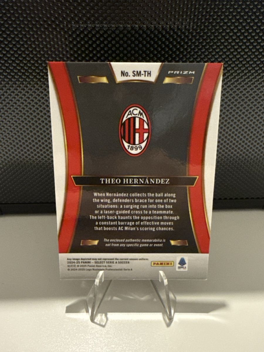 Theo Hernandez Patch Panini Select Serie A 2024/2025 Milan (Neu (gemäss Beschreibung)) in ...