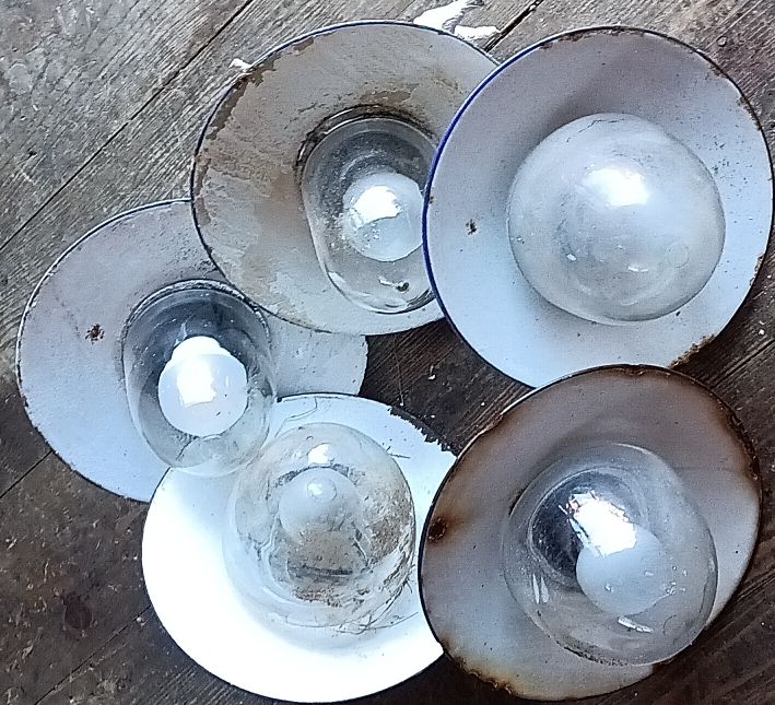 Lot de 5 lampes industrielles vintage en émail blanc (Defekt) in La ...