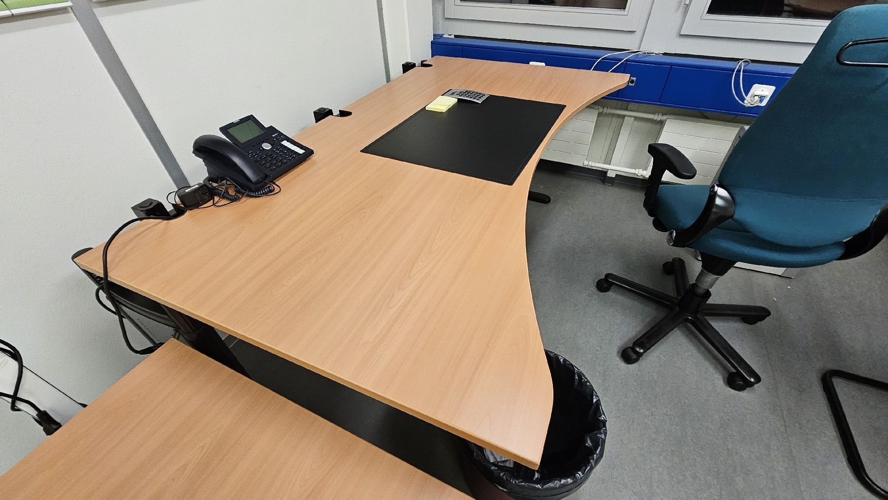 Grosser Bürotisch (Gebraucht) in Richterswil für CHF 1 – nur Abholung ...