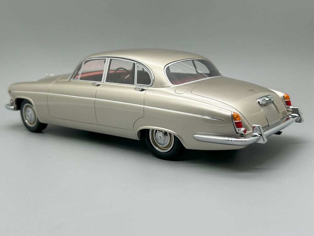 1:18 1966 Jaguar Mark X / 420G von BoS in metallic beige (Defekt) in Oberwil BL für CHF 65 – mit ...