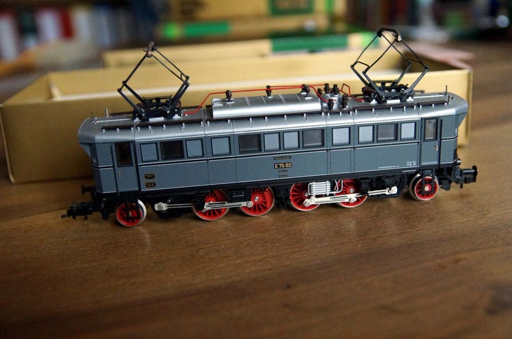 Trix 2432 - DR Baureihe E 75 02 | Kaufen auf Ricardo