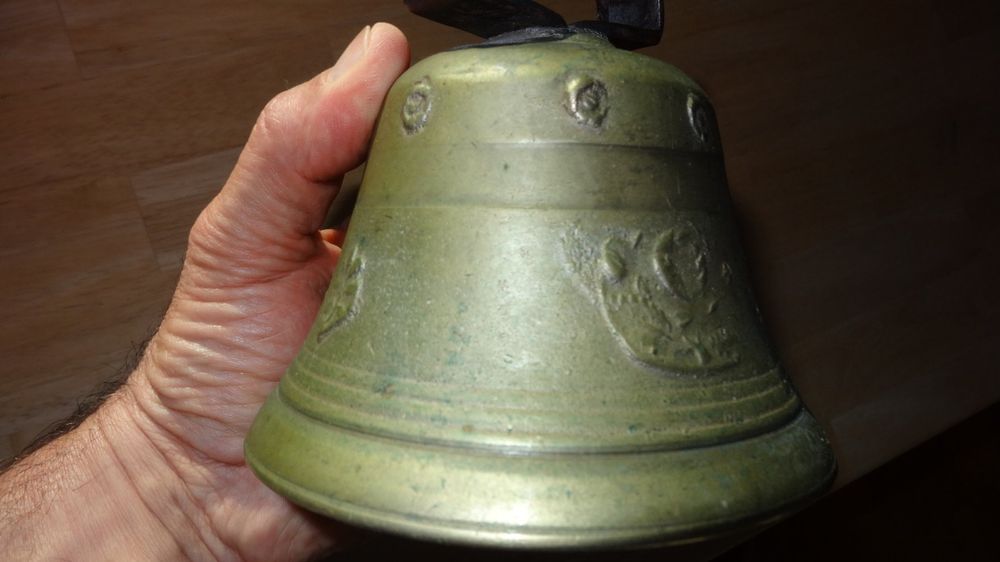 Ancienne cloche de vache en laiton, décorée, Suisse (Gebraucht) in Rebeuvelier für CHF 34 – mit ...