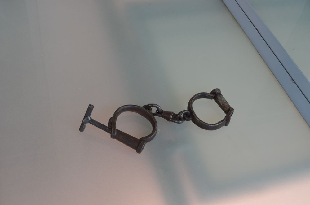 ANCIENNES MENOTTES. un côté bloqué (Gebraucht) in Martigny für CHF 14 ...