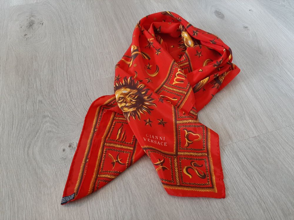 Versace Seidenschal Rot Silk Scarf Sun Moon Stars Foulard (Gebraucht ...