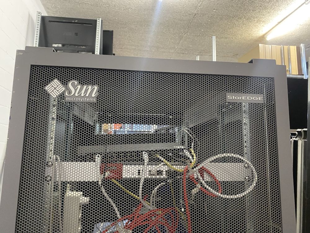 Sun StorEDGE Server Rack mit Netgear Switch und Zubehör (Gebraucht) in ...
