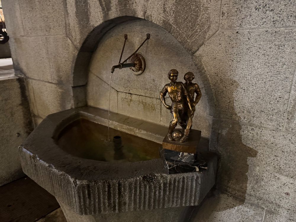 FIFA Statue Bronze Damen Fussball (Gebraucht) in Thun für CHF 399 – mit ...