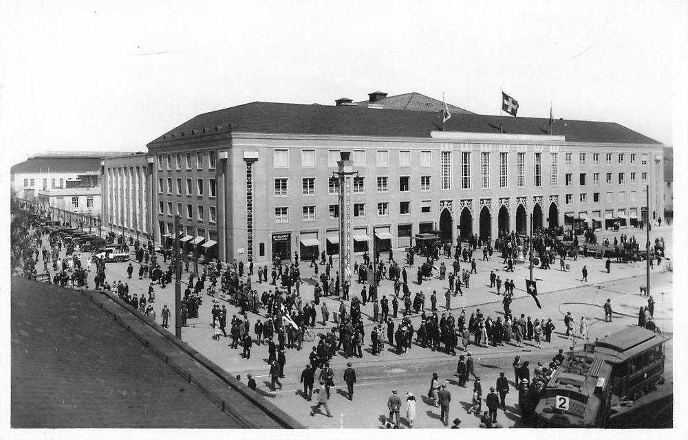 Basel (BS) Schweizer Mustermesse mit Menschenmenge Tram (Usato) a ...