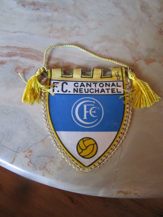 FC CANTONAL NEUCHATEL WIMPEL KLEIN MIT PATINA ANTIK (Gebraucht) in ...
