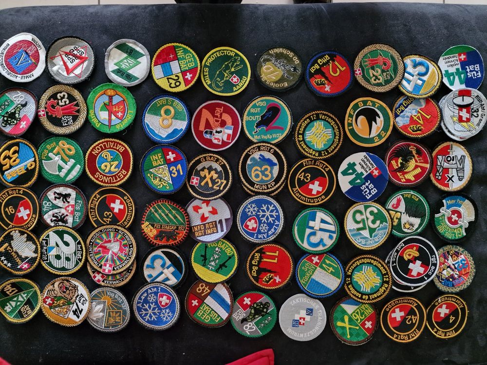 135 Abzeichen Badges verschiedene Waffen Inf uem Ret Schulen (Gebraucht) in Nyon für CHF 99 ...
