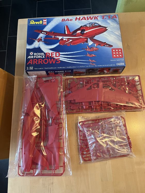 BAe HAWK T.1A Red Arrows 04284 Revell Bausatz 1:32 (Neu (gemäss Beschreibung)) in Silenen für ...