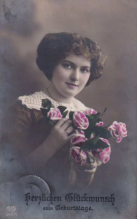 Frau mit rosa Rosen und Spitzenkragen • antike AK (Gebraucht) in Zürich für CHF 1 – mit ...