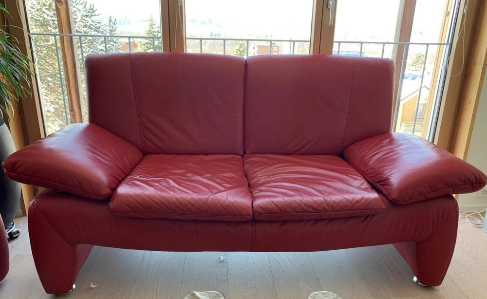 Zwei 2-er Sofas mit Hocker, Leder rot. | Kaufen auf Ricardo