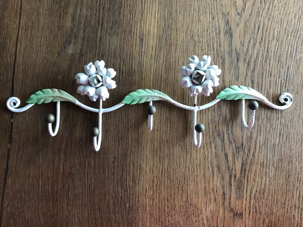 Jolis crochets en fer forgé motif à fleurs (D'occasion) à Villeneuve VD ...