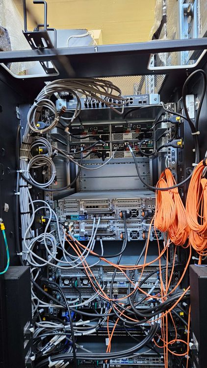 Top Server Rack mit 5 Server, KVM und Verkabelung | Kaufen auf Ricardo