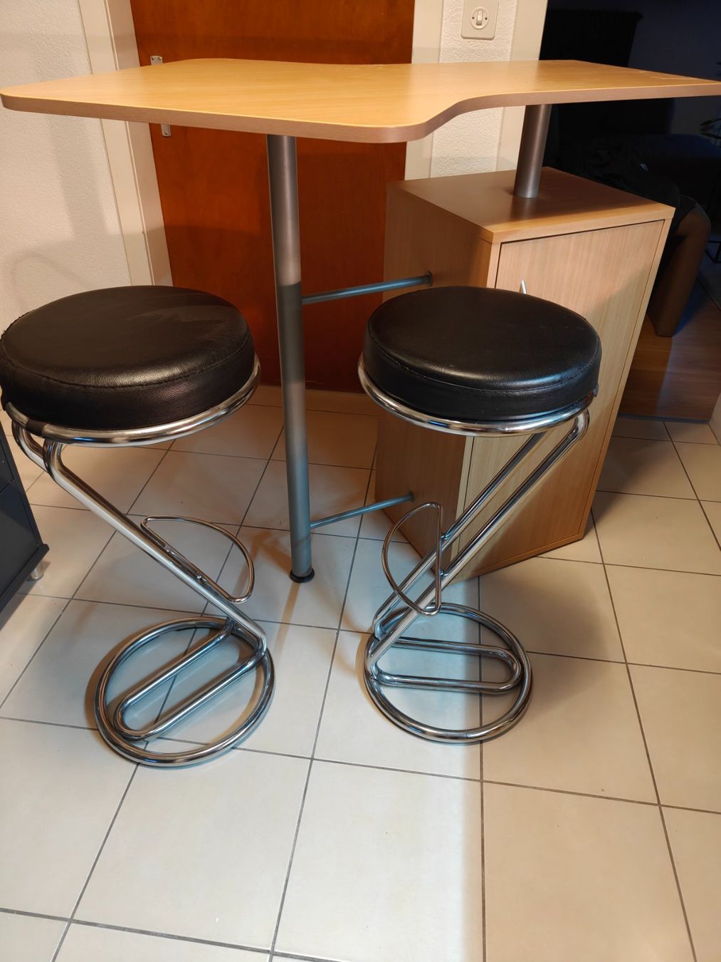 Table Bar avec armoire et 2 tabourets de bar (D'occasion) à Courtaman ...