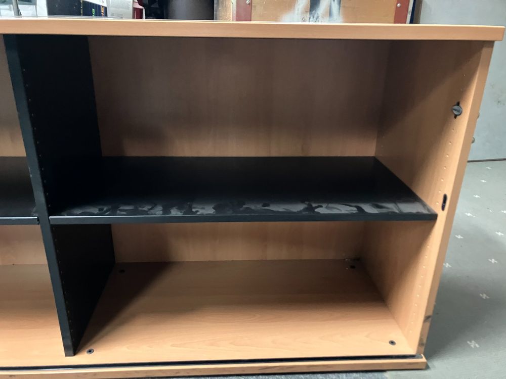 Lateralschrank mit 2 Metall Tablaren ohne Schlüssel ab 1.- (Gebraucht ...