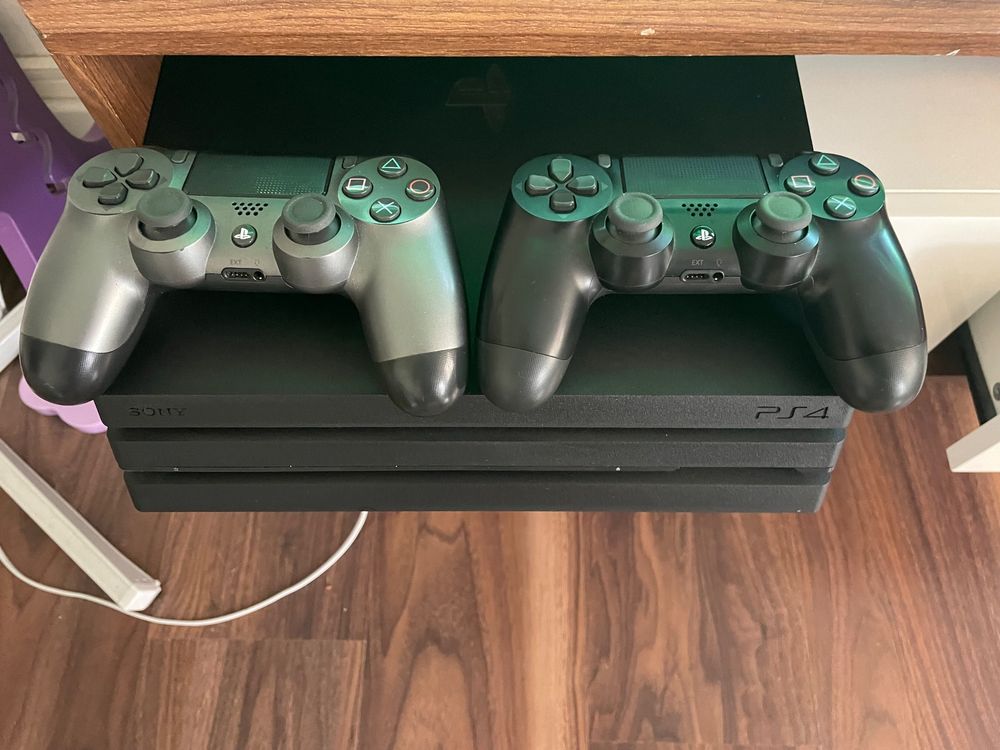 PlayStation 4 Pro 1TB mit zwei Controller (Gebraucht) in für CHF 125 – nur Abholung auf Ricardo ...