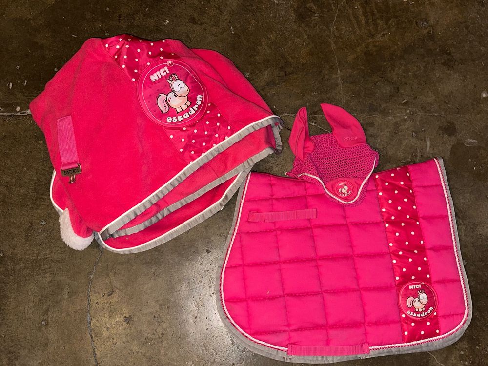 Eskadron VS Schabracke Pink + Fliegenhaube + Abschwitzdecke | Kaufen ...