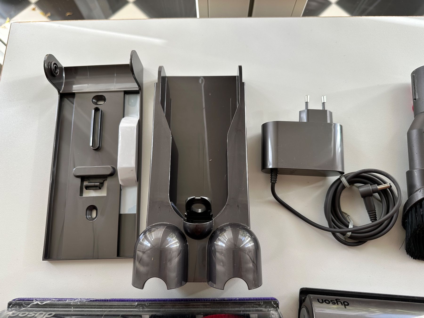 Dyson V10 mit allem Zubehör (Gebraucht) in Thalwil für CHF 142 – nur ...