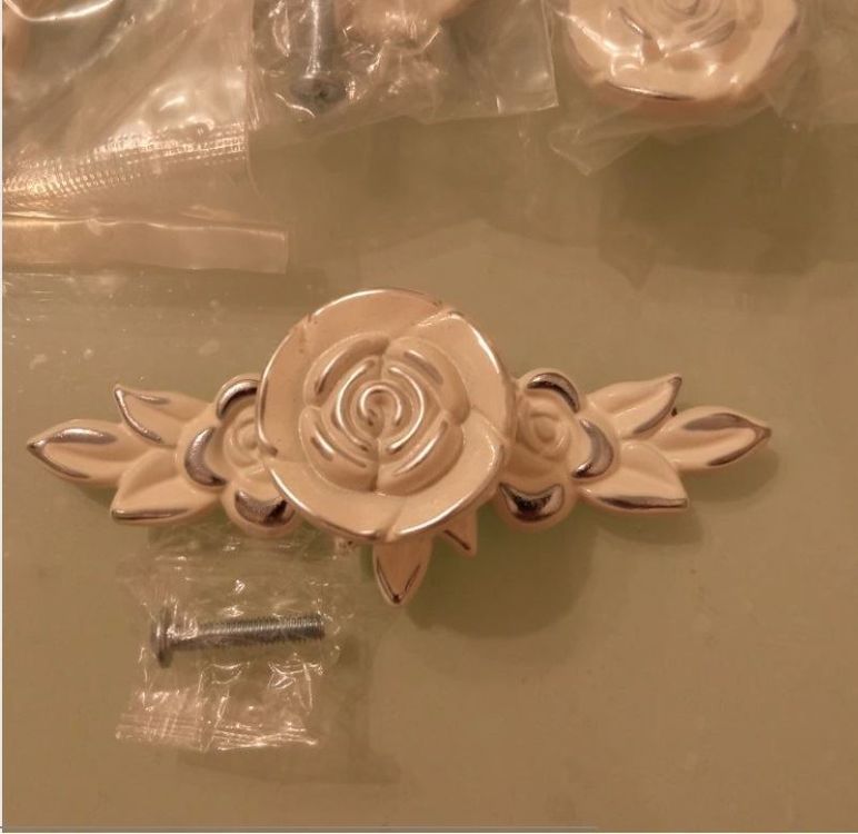 10 Griffe weiß Möbel im Vintage-Stil (Neu und originalverpackt) in Bremblens für CHF 29 – mit ...