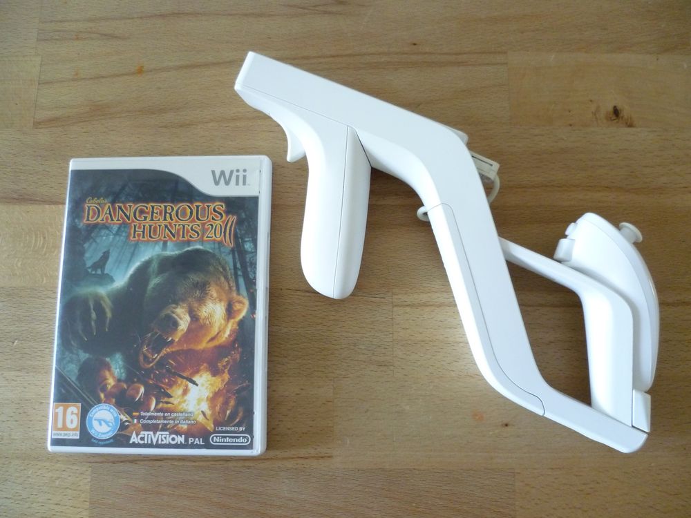 Wii Zapper + Remote + Nunchuk + Cabela Dangerous Hunts 2011 (Gebraucht ...