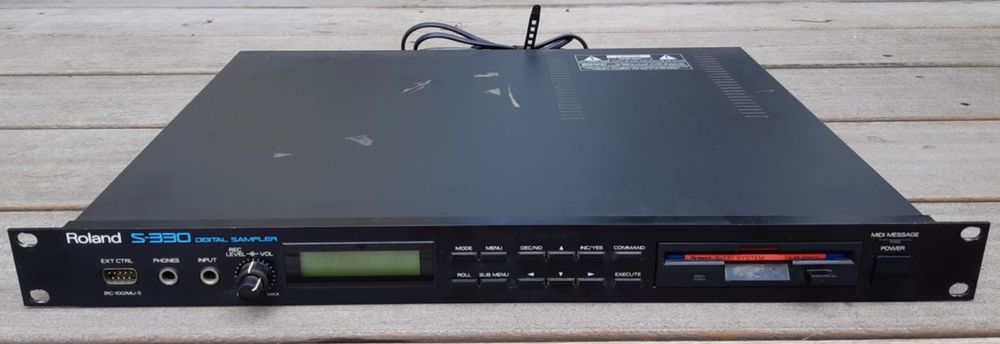 Roland Sampler S330 mit passendem Farbmonitor und Maus (Gebraucht) in ...