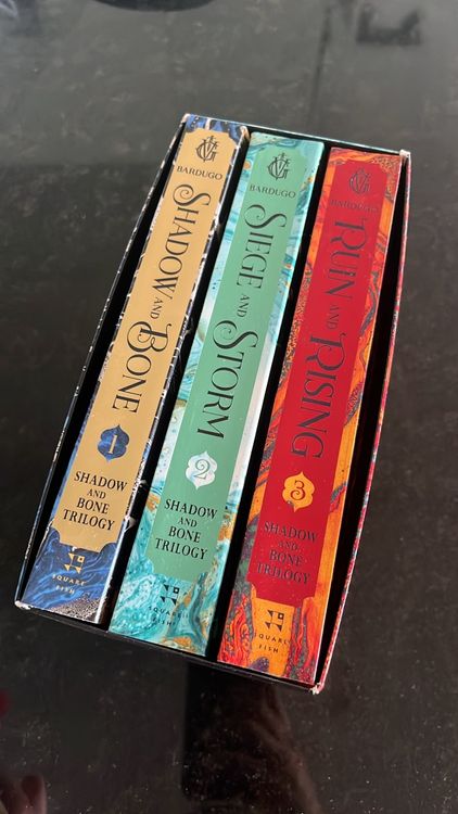 Shadow and Bone Trilogy New - English Version | Kaufen auf Ricardo