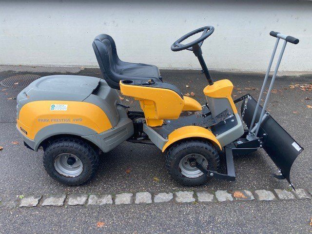 Stiga Park 4 WD mit Schneepflug | Kaufen auf Ricardo
